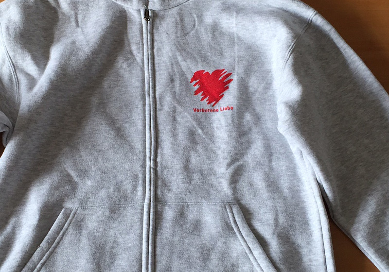 Serien-Sammlerstück: “Verbotene Liebe”-Hoodie 1
