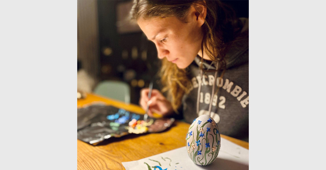 Zu Ostern: Model Paula Weigel gestaltet Osterei-Unikat