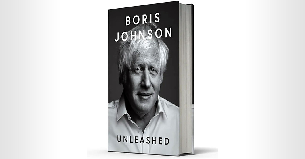 Ex-Premierminister Boris Johnson signiert sein Buch „Unleashed“