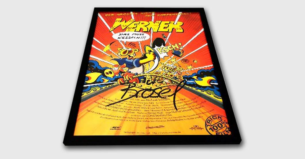 Comiclegende „Brösel“ signiert das kultige WERNER-Filmplakat