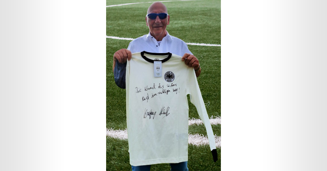 Torwartlegende Wolfgang Kleff widmet ein DFB-Retro-Trikot