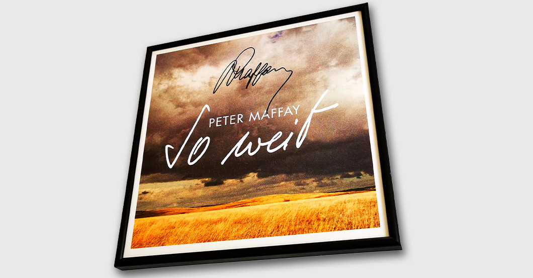 Peter Maffay signiert seine gerahmte Black-Vinyl-LP „So Weit“