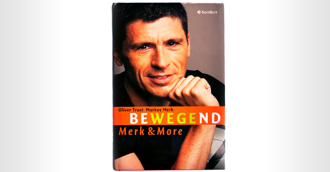 Schiedsrichter-Legende Markus Merk signiert sein Buch
