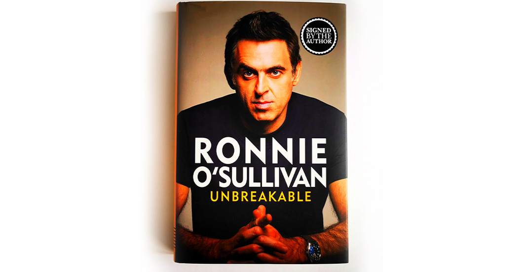 Snooker-Legende Ronnie O´Sullivan signiert sein Buch