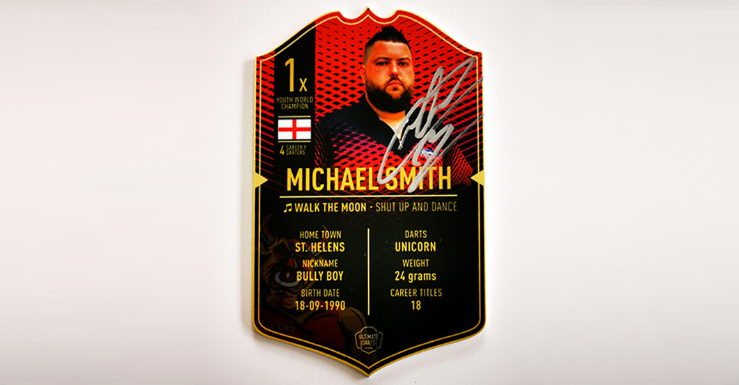 Darts-Weltmeister Michael Smith signiert seine Player-Card