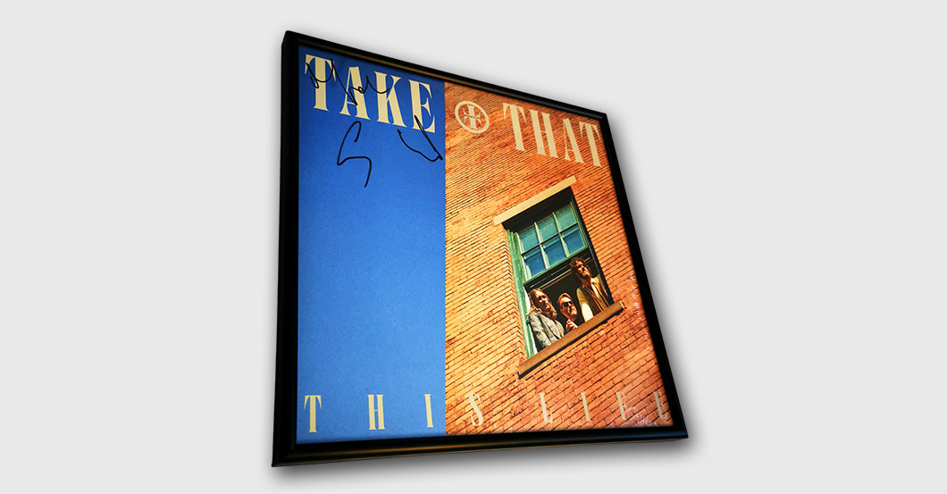 Zum Start der Deutschland-Tour: Take That signiert eine LP