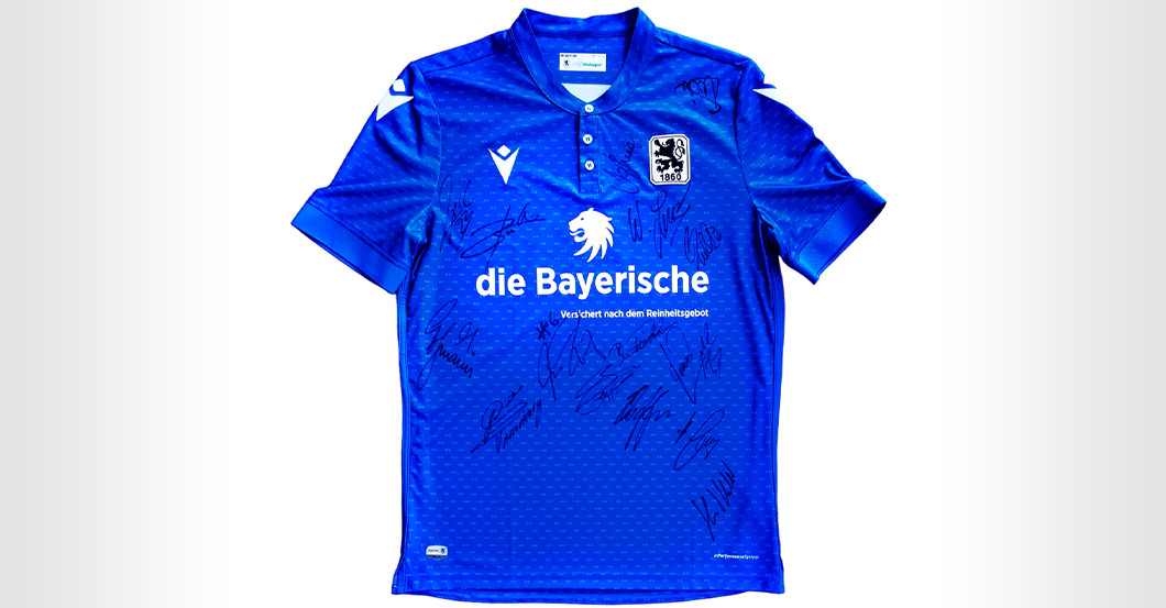 TSV 1860 München Legenden signieren das limitierte Wiesn-Trikot