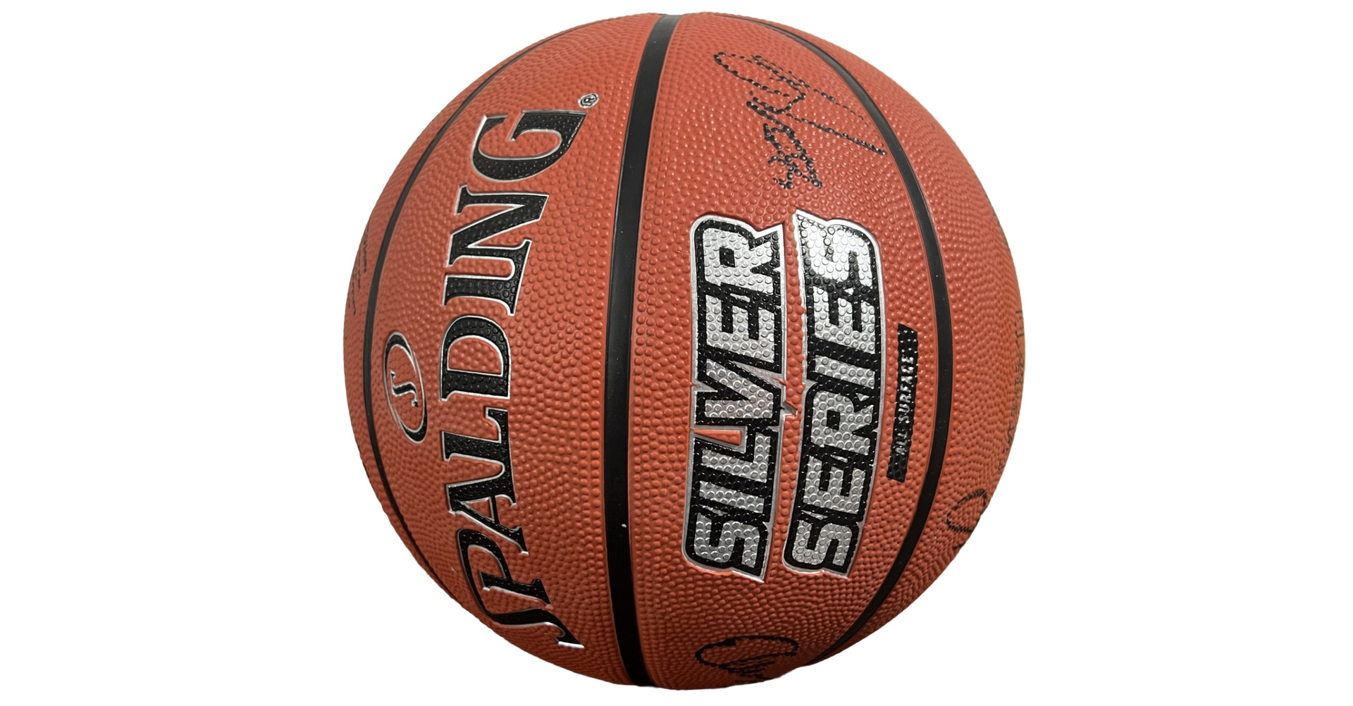 FC Bayern Basketball: Das Profiteam signiert einen Ball