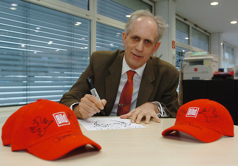 Ein von James Rizzi bemaltes und signiertes Baseball-Cap