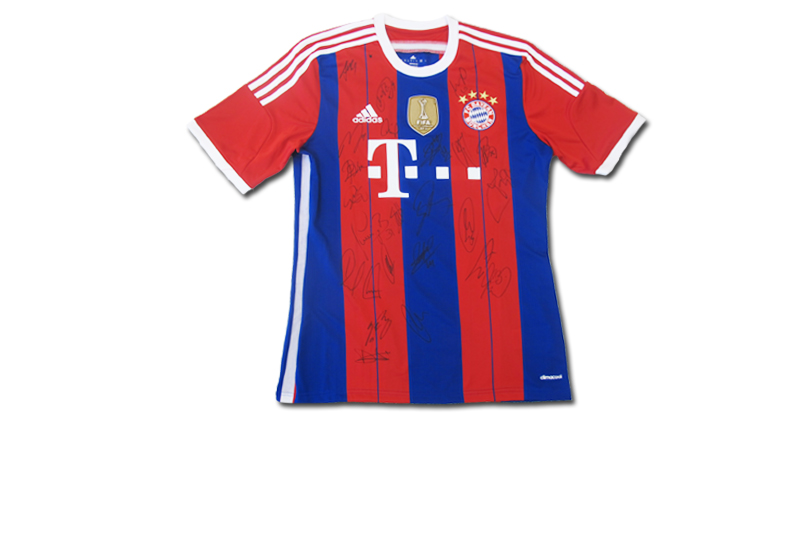 Das nagelneue Trikot des FC Bayern München von allen signiert